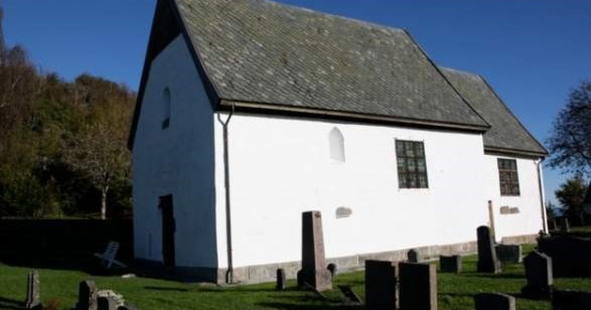 Pilegrimsleden | Mosterhamn med Moster gamle kirke og Moster amfi